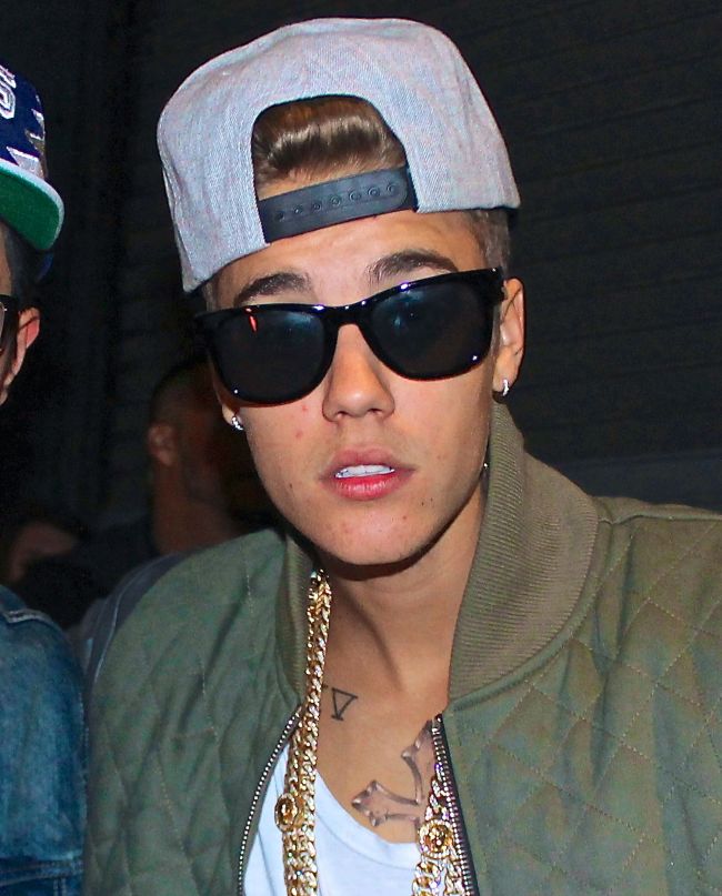 Justin Bieber da vina pe faptul ca e indragostit pentru fotografiile ... Justin Bieber da vina pe faptul ca e indragostit pentru fotografiile ...