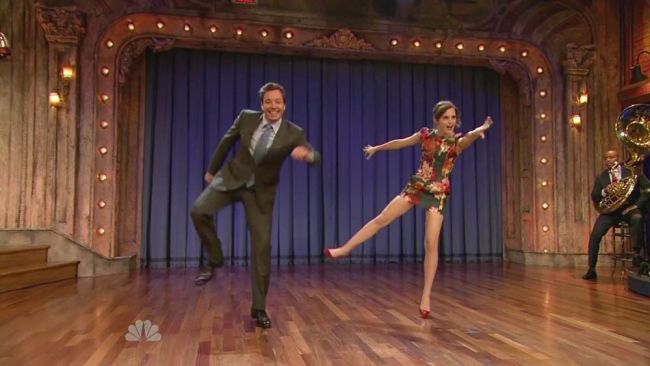 Emma Watson isi arata picioarele lungi si figurile de dans intr-un show ...