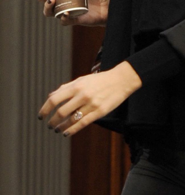 Primele imagini cu inelul de logodna al lui Blake Lively. Vezi cum ...