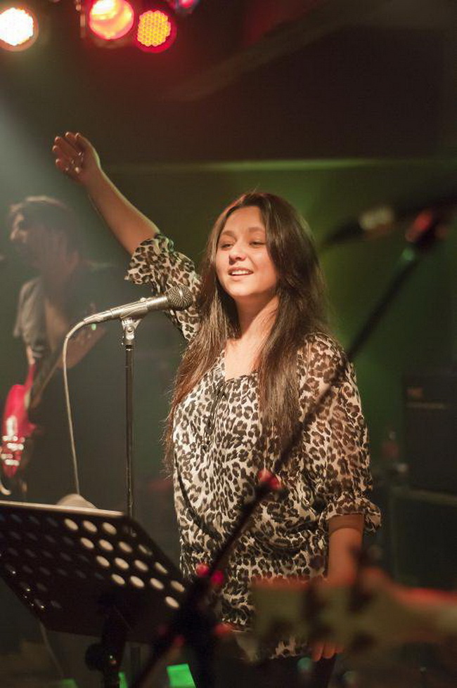 Iti mai amintesti de trupa Spin? Vezi cum s-a schimbat solista Roxana ...