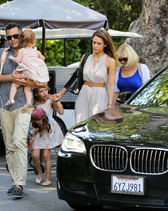 Jessica Alba a iesit in oras cu familia de Ziua Mamei. Vezi cum arata ...