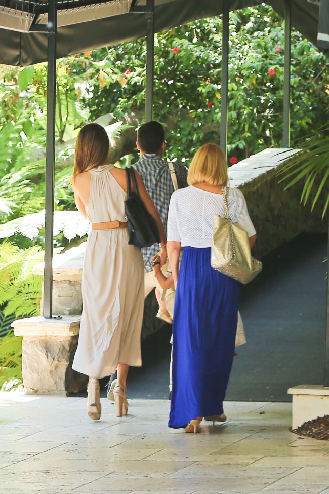 Jessica Alba a iesit in oras cu familia de Ziua Mamei. Vezi cum arata ...