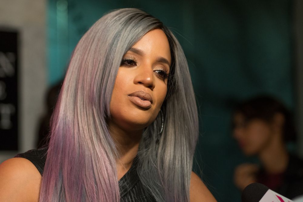 Ieri bruneta, azi cu parul complet carunt. Transformarea de efect a ...