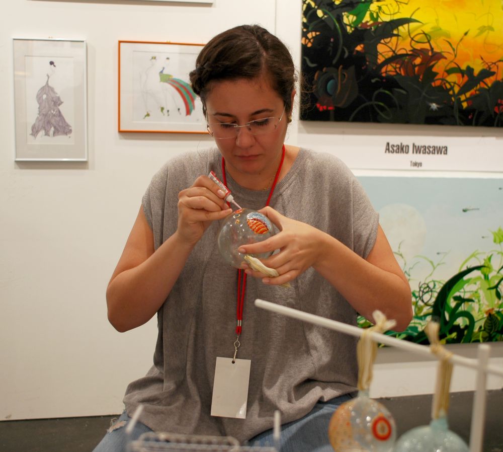 Beba, artista care picteaza in Centrul Vechi si expune la New York ...