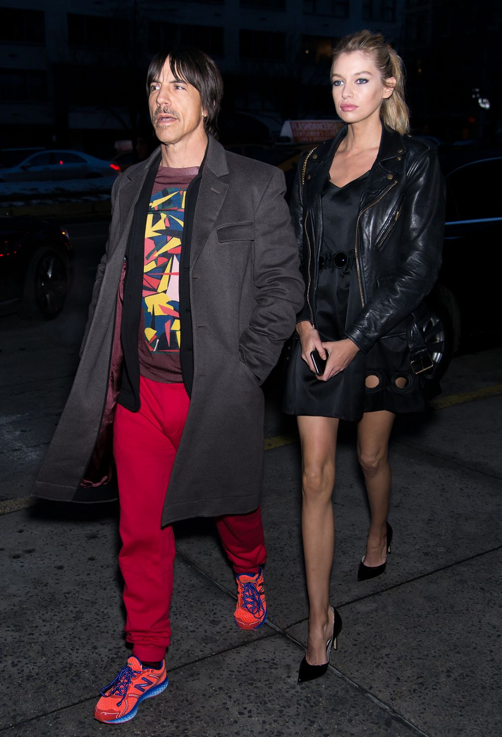 S-a despartit de iubita mai tanara, iar acum se intalneste cu alt model ...