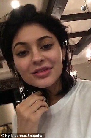 In public a aparut cu un par perfect, negru cu reflexe albastrui. Cum ...