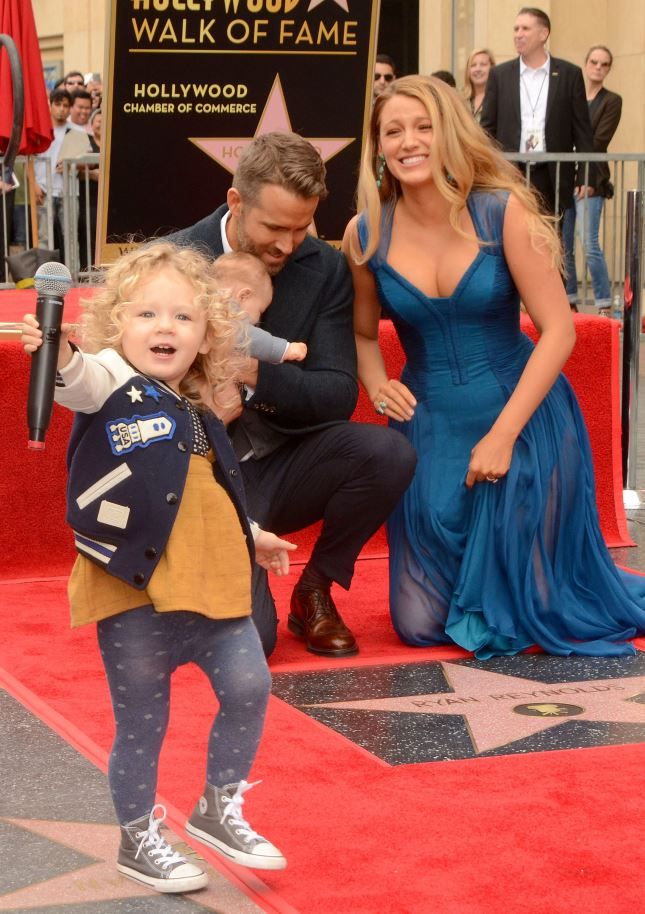 Ryan Reynolds si Blake Lively au cea mai frumoasa familie de la ...