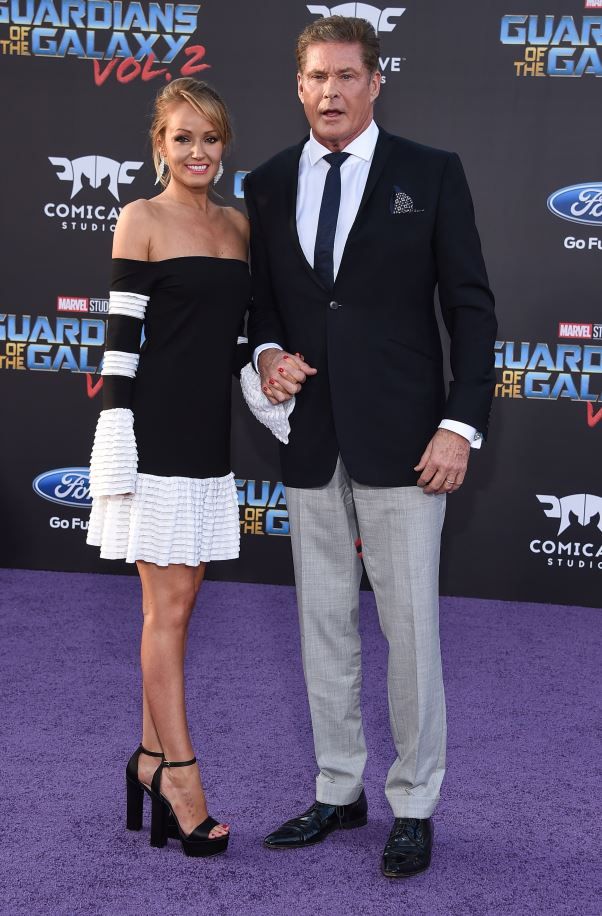 Barbatul fatal al anilor '90, inconjurat de frumuseti. Cum arata ...