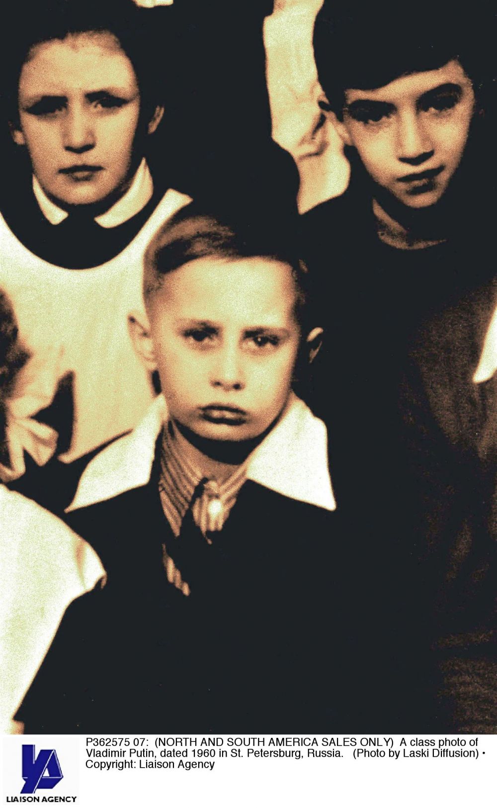 Fotografii rare cu Vladimir Putin. Era un fel de hipster inainte sa ...