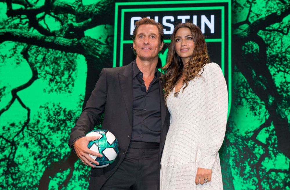 Aceste vedete s-au casatorit acasa, pastrand distanta sociala chiar si ...